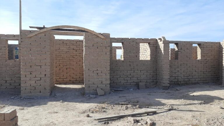 El adobe, su belleza y ventajas: el regreso a la tierra cruda en la ...